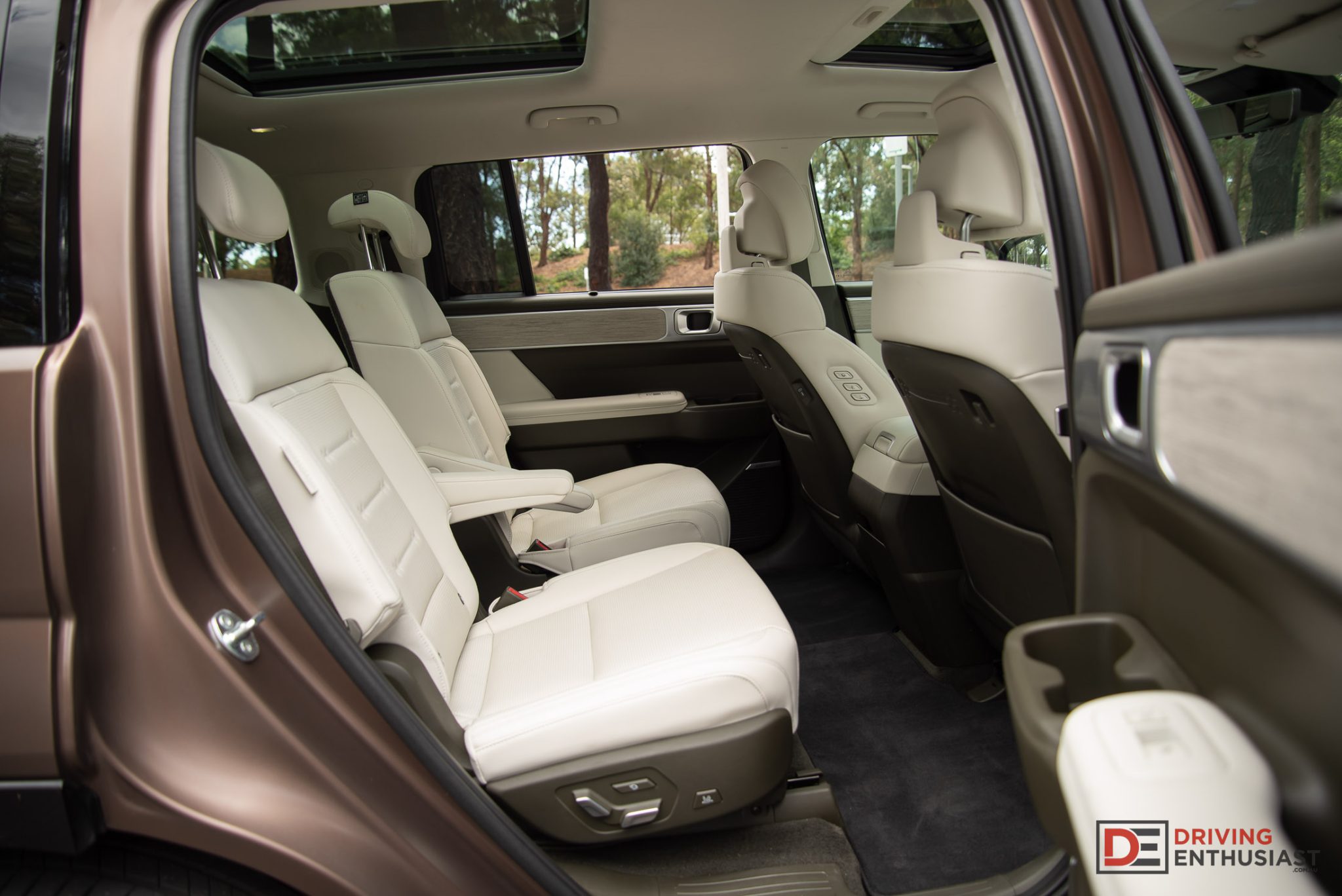 2025 Hyundai Santa Fe Hybrid Calligraphy review (video) | Driving ...